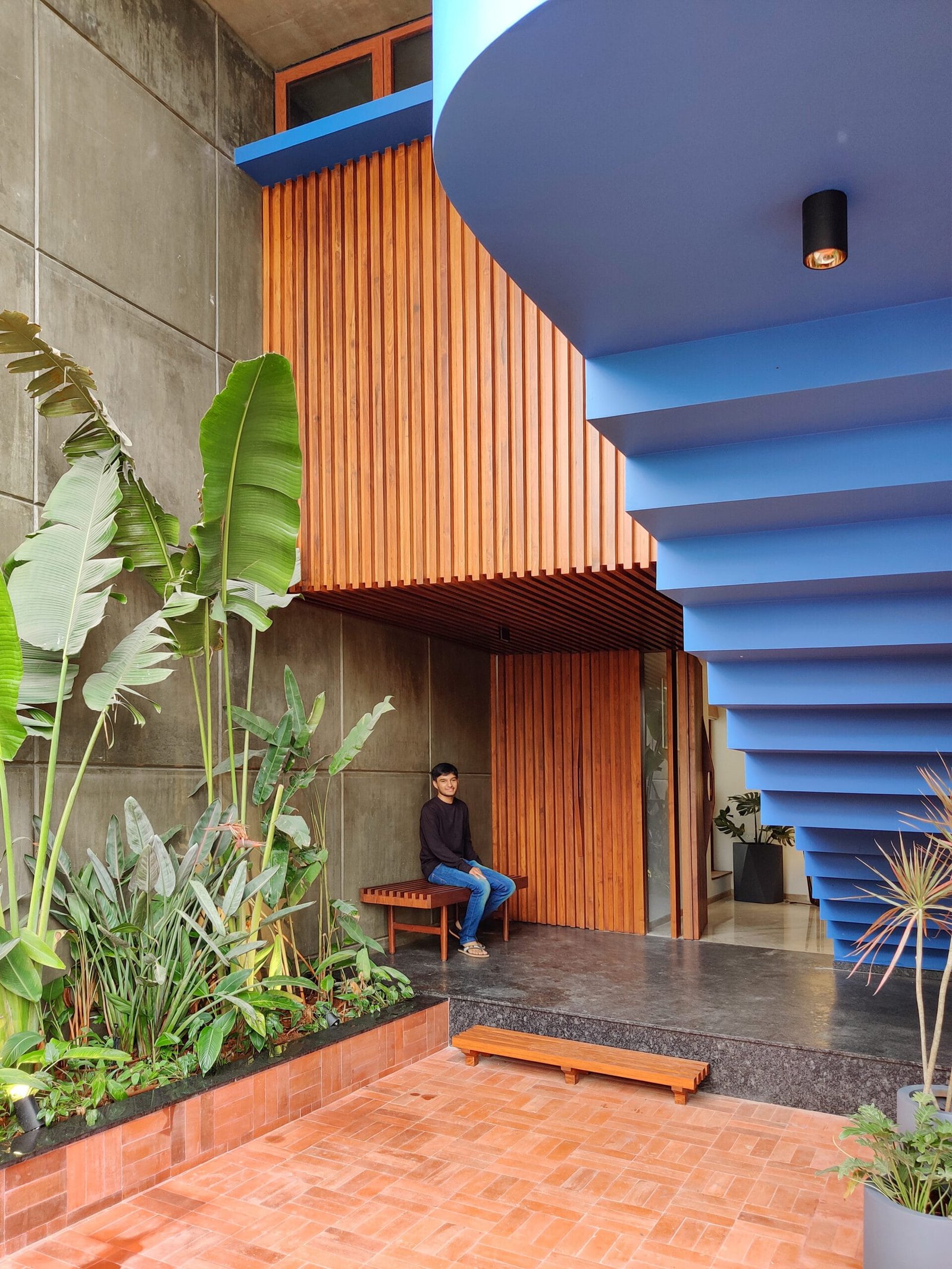 The Shareef House designed by Ds2 Architecture, unites contextually ...